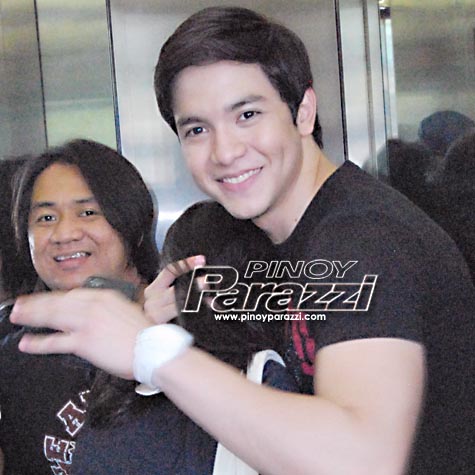 ‘Lambing’ ni Alden - Pinoy Parazzi