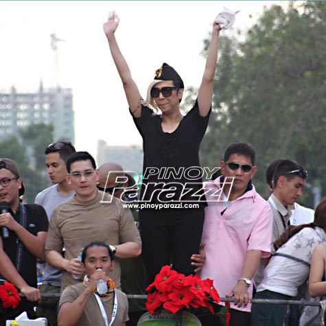 Tapatan Sa Parade Pose - Pinoy Parazzi